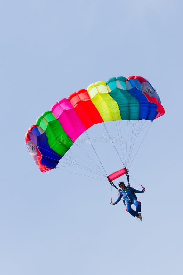 Saut En Parachute De L'avion Image stock - Image du avion, parachutiste ...
