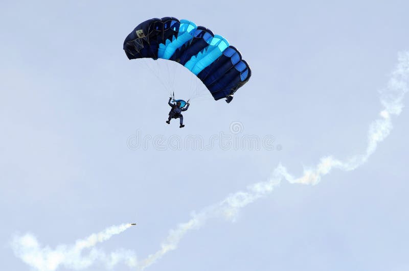 Le Parachutiste Va Vers Le Bas Sur Un Parachute Multicolore Image ...