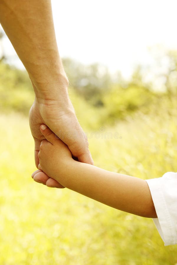 Le Parent Tient La Main D'un Petit Enfant Photo stock - Image du ...
