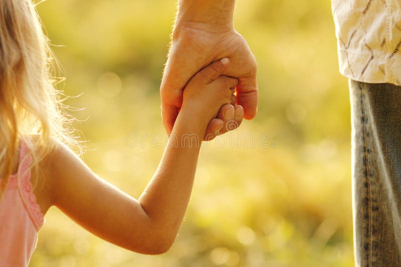 Le Parent Tient La Main D'un Petit Enfant Image stock - Image du père ...