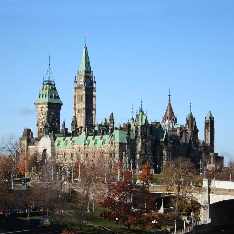 Le Parlement Canadien Avec Les Tulipes Rouges Autour Photo stock ...
