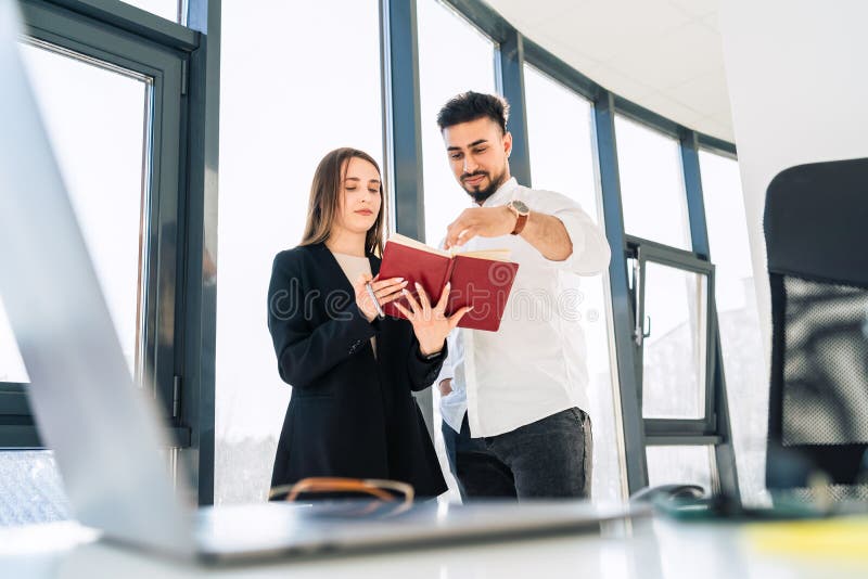 Le Patron Et Sa Secrétaire Se Tiennent Au Bureau Image Stock Image Du Employé Document