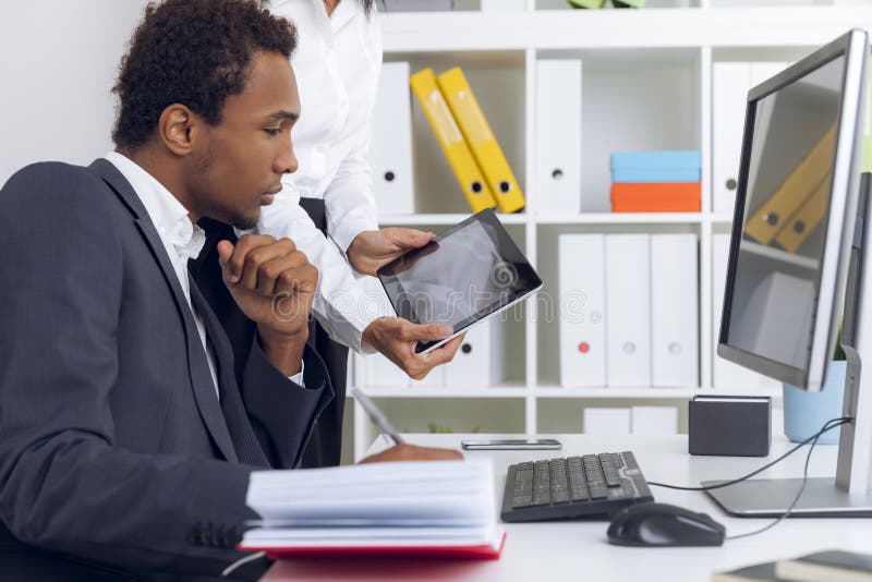 Jeune Assistant Personnel Discutant Des Plans Avec Le Patron Dans Son ...