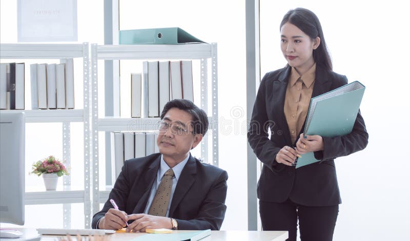 Le Patron Supérieur Fonctionne Avec Sa Secrétaire Photo Stock Image Du Ordinateur Analyser