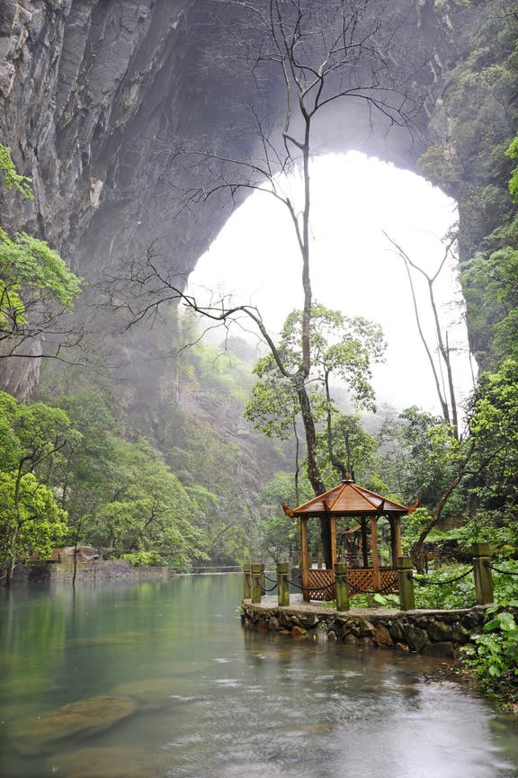 Le pavillon avant trou photo stock. Image du ange, éternel - 14255056
