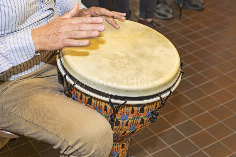 Instrument De Percussion Cubain - Bongo Image stock - Image du culture ...