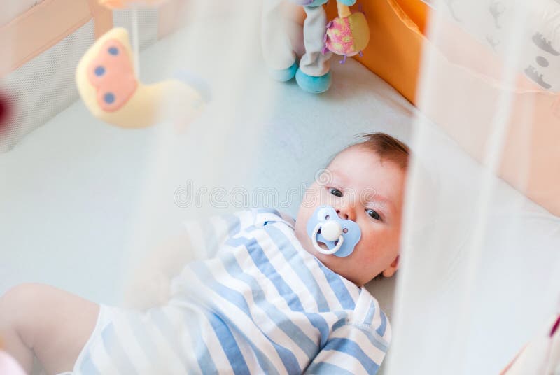 Le petit enfant image stock. Image du regarder, enfant - 21290355