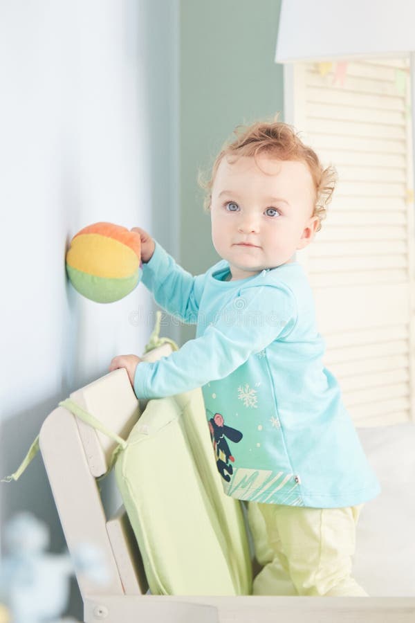 Le Petit Enfant Joue Avec Des Jouets Dans Le Studio Photo stock - Image ...