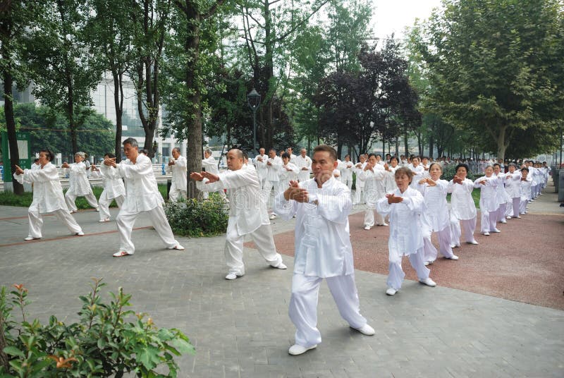 Le Peuple Chinois Joue Le Taiji Photo stock éditorial - Image du ...