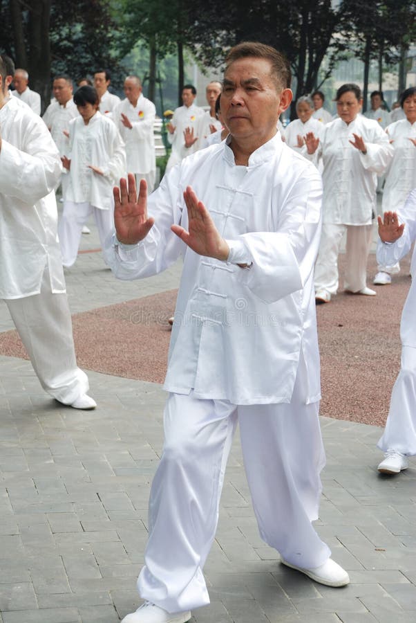 Les Chinois Font Des Exercices Physiques Le Matin, Ou Font Du Tai-chi ...