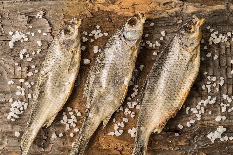 Le Poisson Sec Se Trouve Sur Une Surface En Bois Image stock - Image du ...