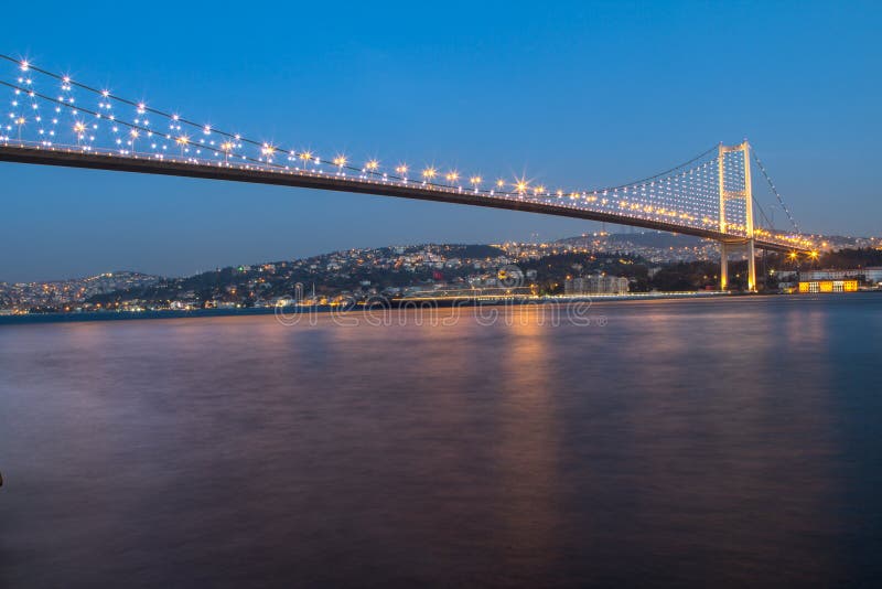 Istanbul Visitant Le Pays Par Nuit : Pont De Bosphore Photo stock ...