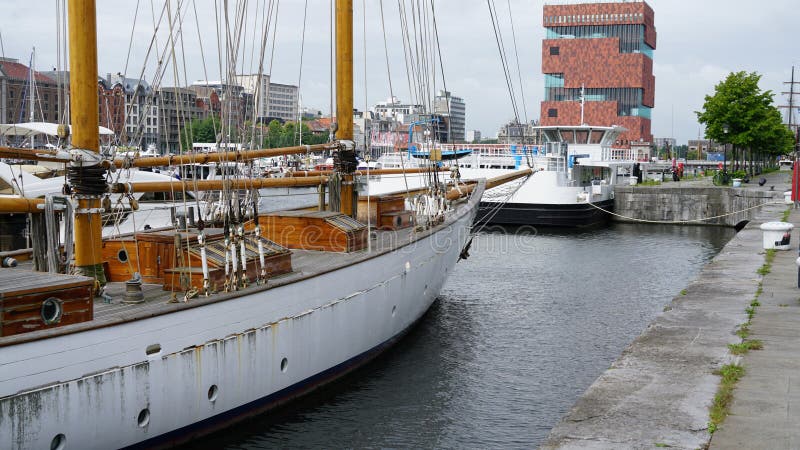 Le port à Anvers image stock éditorial. Image du horizontal - 97094129