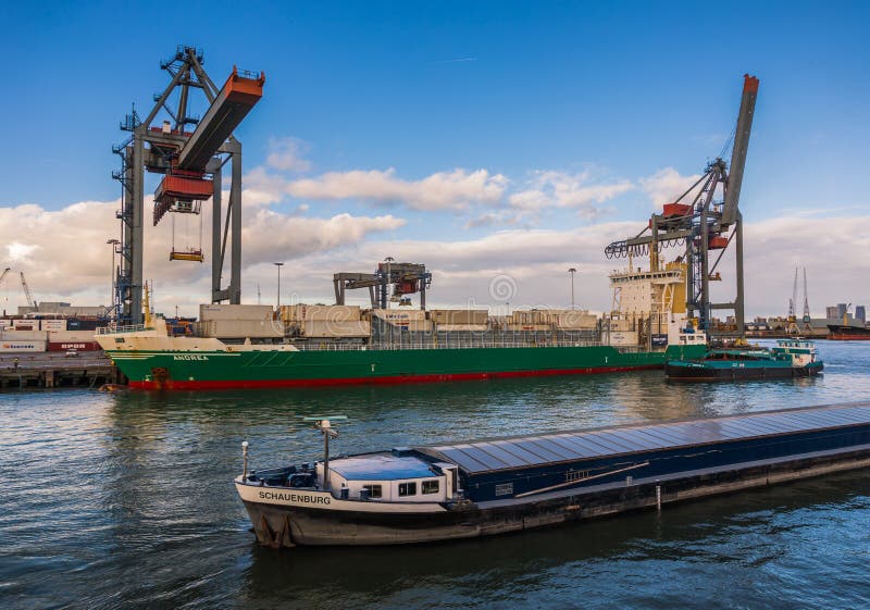 Le port de Rotterdam photo éditorial. Image du destinations - 104089121