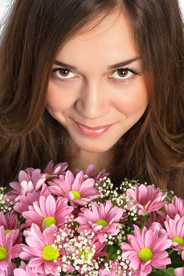 Portrait Dune Belle Fille Avec De Longs Cheveux Luxueux Et Un Rose