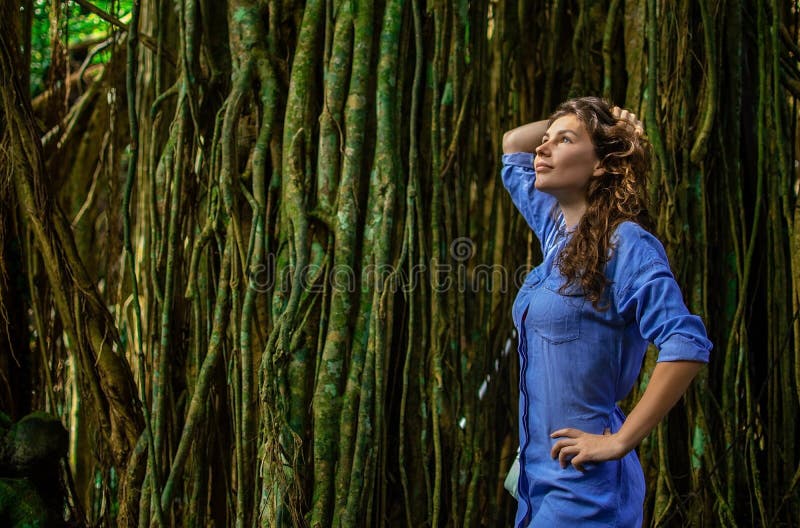 Le Portrait De La Gentille Jeune Femme Prend La Photo Dans La Jungle