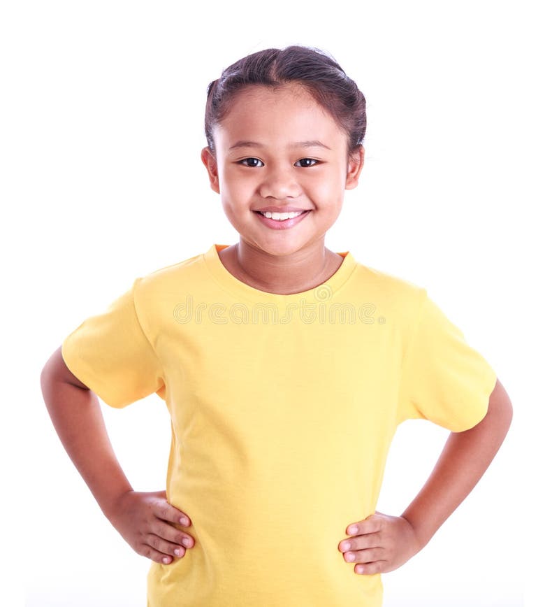 Le Portrait De La Jeune Fille Asiatique Avec Des Bras Sur Les Hanches A