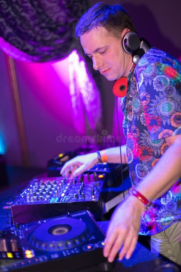 Le DJ Avec Des écouteurs Mélange La Musique Dans Le Club Photo stock ...