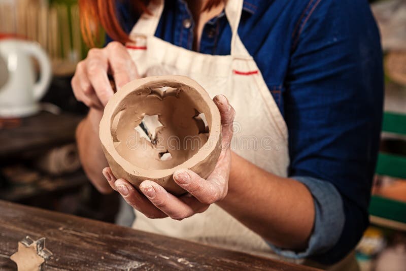 Le Potier Sculpte Un Vase Sur Une Roue De Potier Photo stock - Image du ...