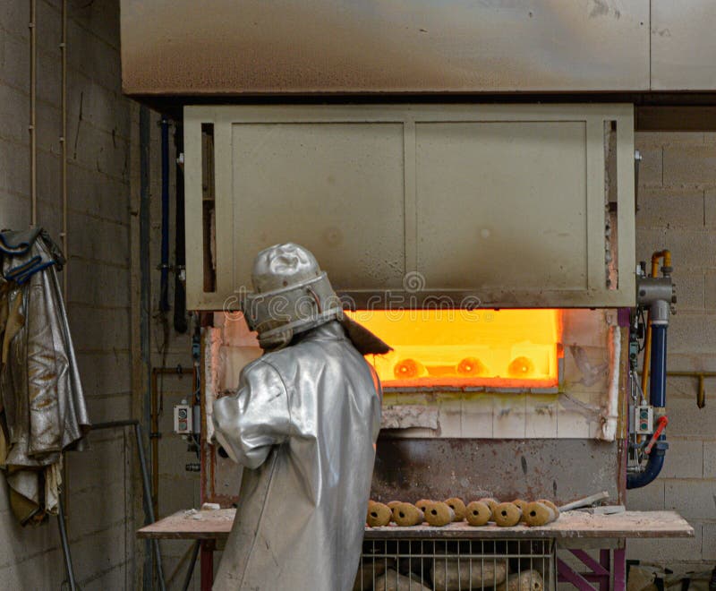 Le Processus Traditionnel De Forge De La Sonnette Image stock - Image ...