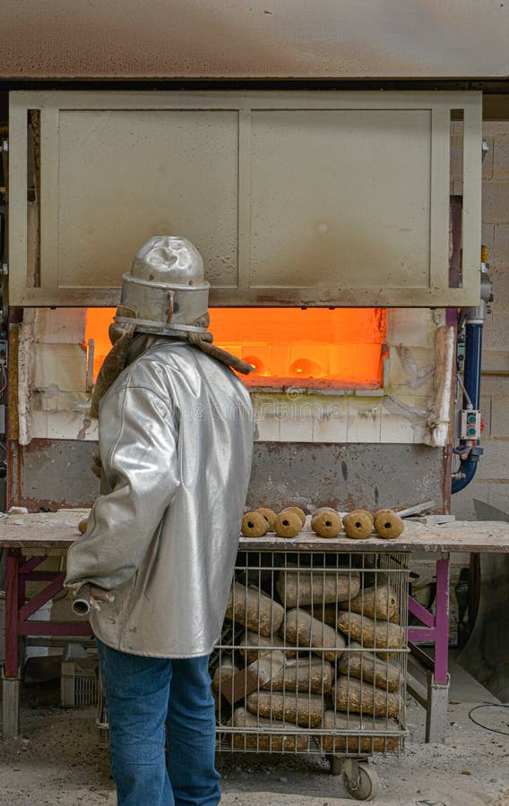 Le Processus Traditionnel De Forge De La Sonnette Photo stock - Image ...
