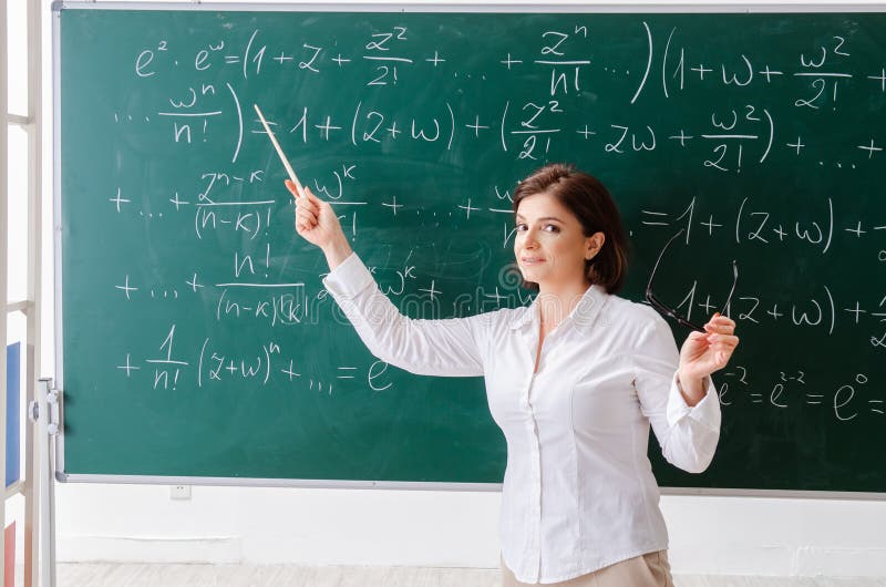L'enseignante De Maths Devant Le Tableau De Bord Photo stock - Image of ...