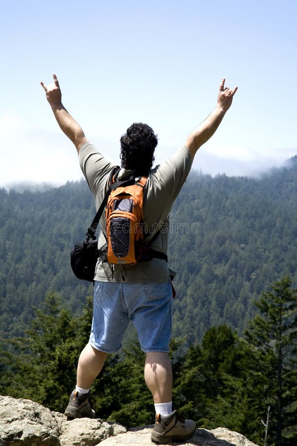 Le Randonneur Affiche Le Signe De La Victoire Photo stock - Image du ...