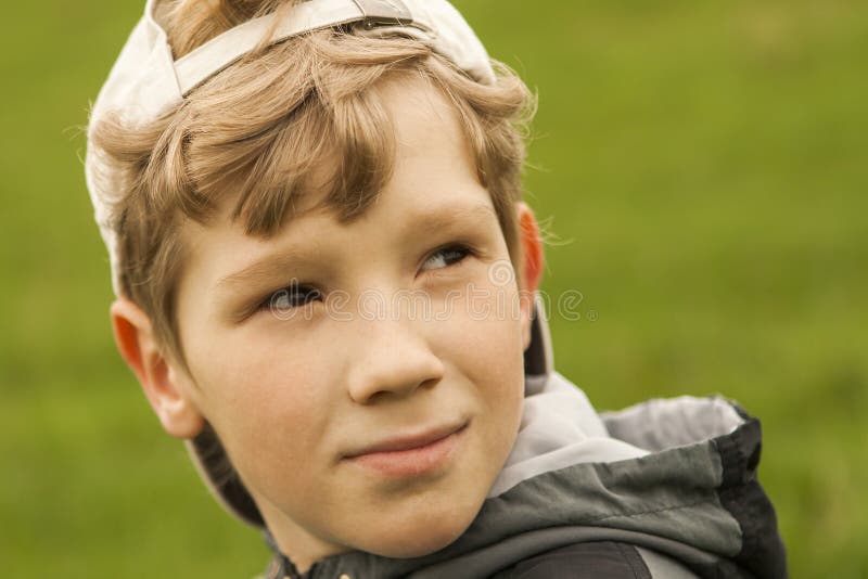 Le regard des enfants image stock. Image du regarder - 73767305