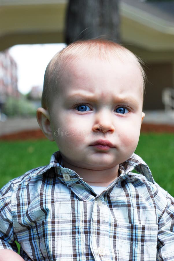 Le Regard Fixe Intense De L'enfant - Verticale Image. Image: 5555454