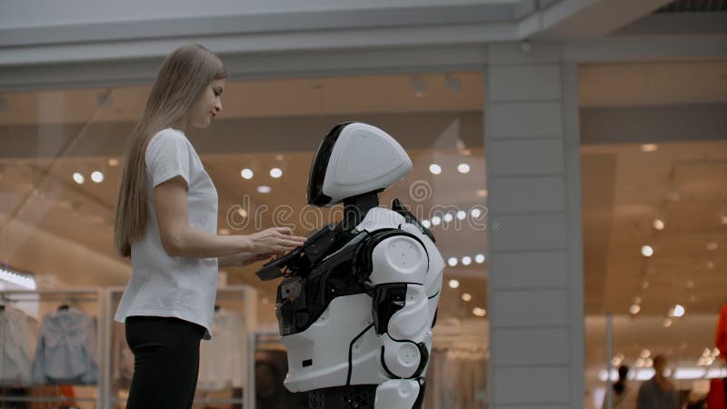Le Robot Regarde La Fille. Intelligence Artificielle. Technologies ...