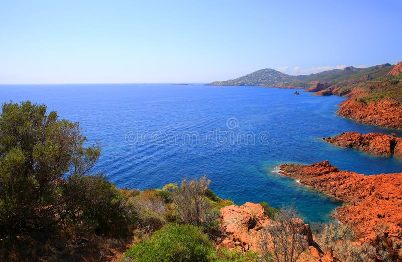 Le Rocce Rosse Mediterranee Di Esterel Costeggiano, Spiaggia E Mare ...