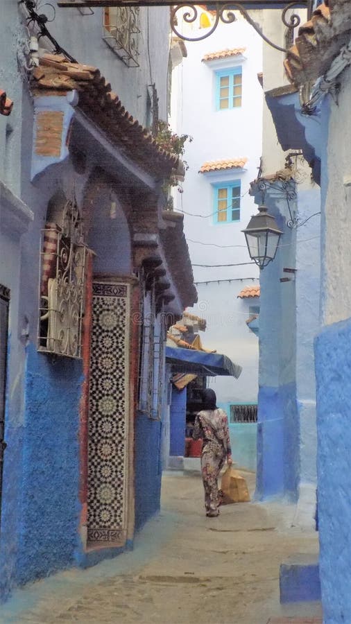 Le Rue-Maroc CHEFCHAUEN-typique Image stock - Image du bleu, route ...