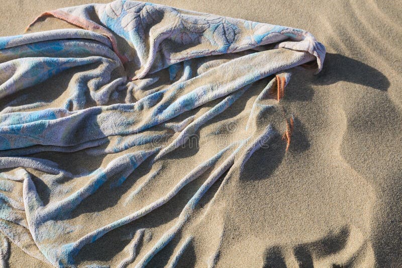 Le Sable a Couvert La Serviette De Plage Image stock - Image du ...