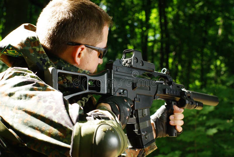 Le Soldat Avec L'arme Automatique Image stock - Image du canon, forêt ...