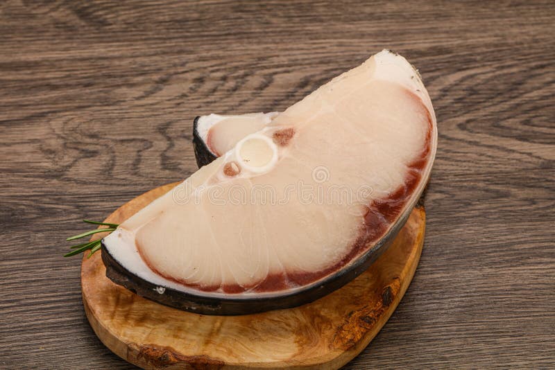 Le Steak Cru De Requin a Servi Du Romarin Photo stock - Image du viande ...