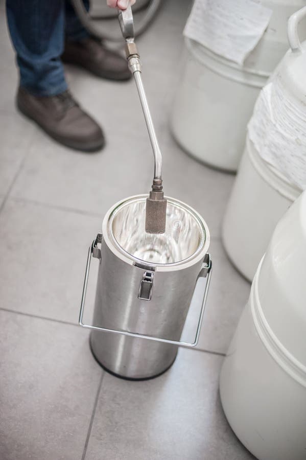 Remplissage D'azote Liquide Photo stock - Image du pipe, laboratoire ...