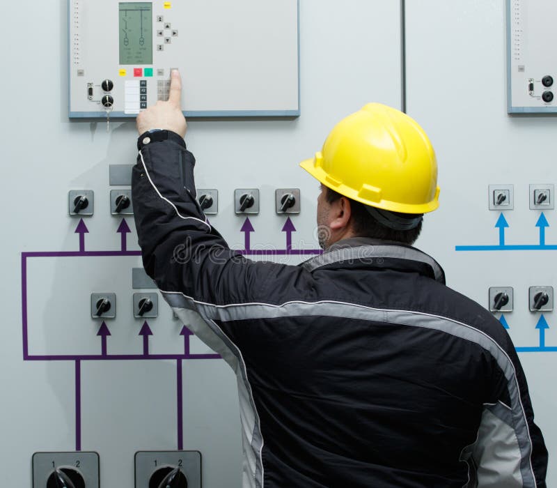 Technicien Dans Le Bleu Avec Des Instruments De Lecture D'ordinateur ...