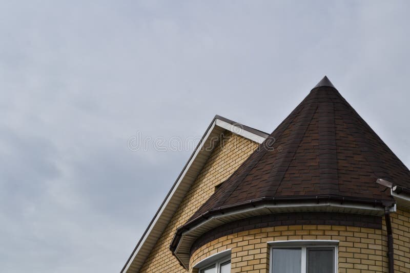 Toit conique photo stock. Image du wooden, bardeaux, toit - 96163402