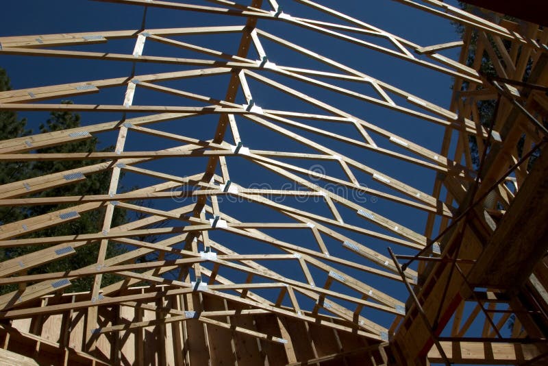 Le Toit D'une Maison En Construction Photo stock - Image du planche ...