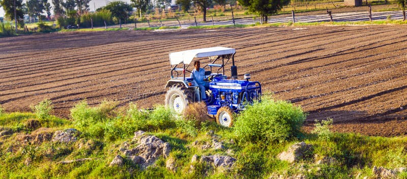 Tracteur Sur Le Champ Avec L'horizon Photo stock - Image du agriculture ...
