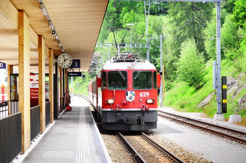 Le Train De Davos Arrive à La Station De Filisur Photographie éditorial ...