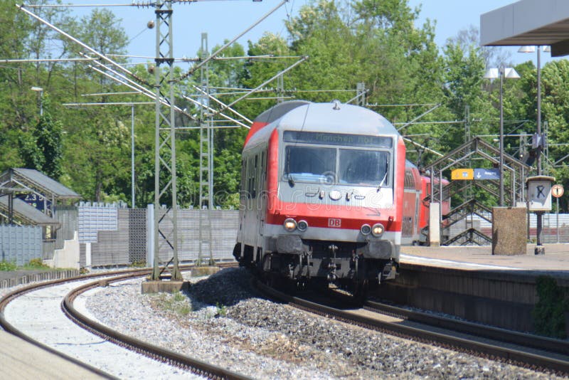 Le Train De Voyageurs Allemand De DB Image stock éditorial - Image du ...