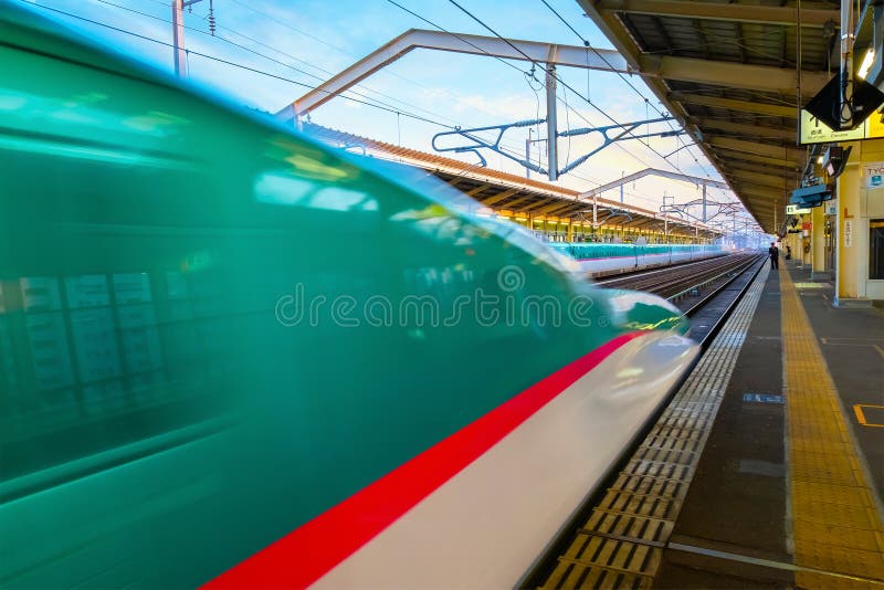 Le Train Ultra-rapide De Hayabusa Shinkansen Image stock éditorial ...