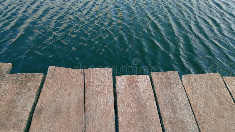 Le Travi Galleggiano Verso Le Rapide Sotto Il Ponte Di Gola Di Nuovo ... Le Travi Galleggiano Verso Le Rapide Sotto Il Ponte Di Gola Di Nuovo ...