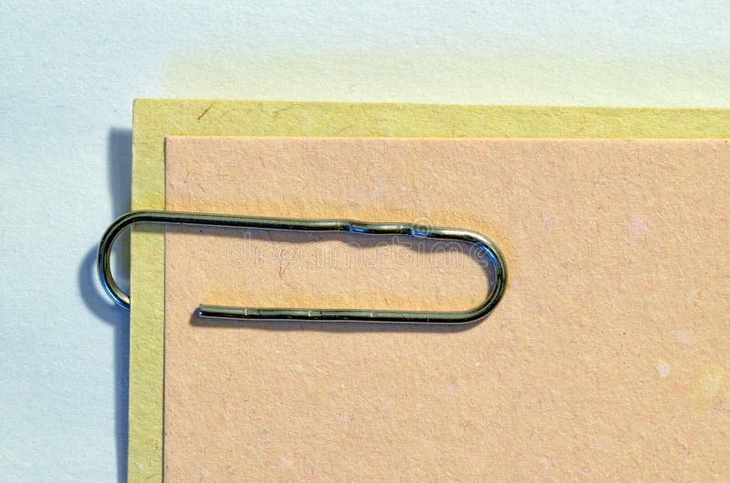 Le Trombone Est Utilisé Pour Attacher Les Feuilles De Papier Image ...