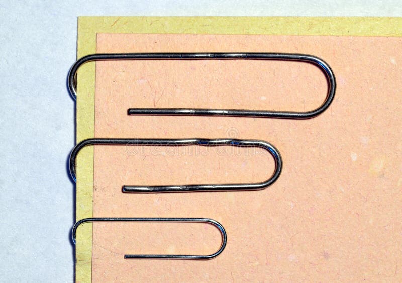 Le Trombone Est Utilisé Pour Attacher Les Feuilles De Papier Image ...