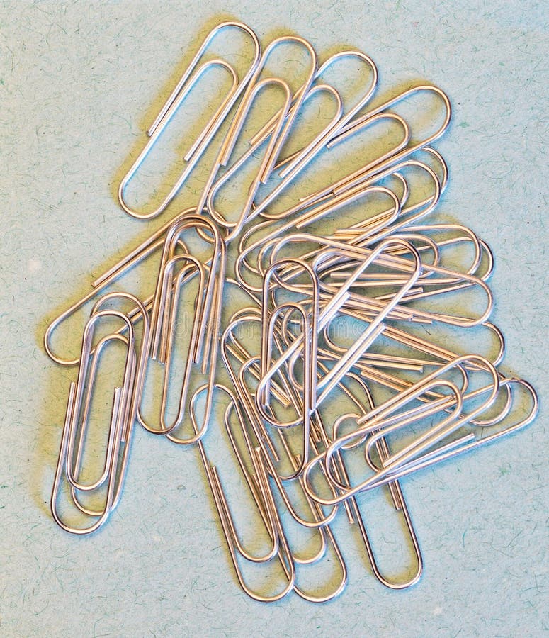 Le Trombone Est Utilisé Pour Attacher Les Feuilles De Papier Image ...