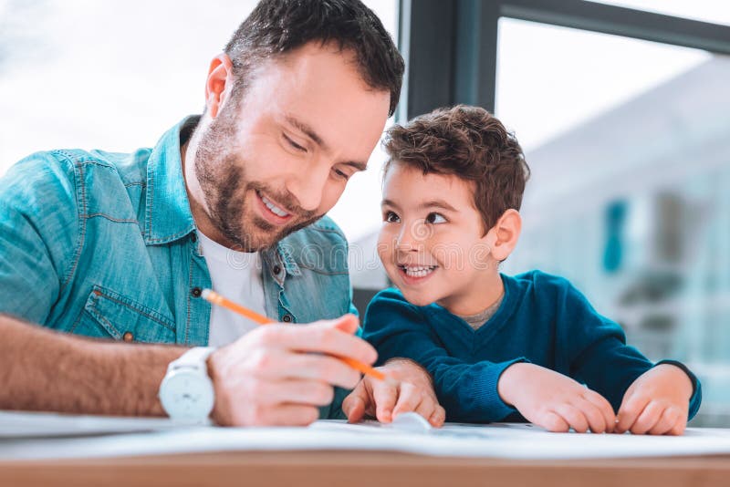 Le ungen som har roligt arkivfoto. Bild av planläggning - 132250640