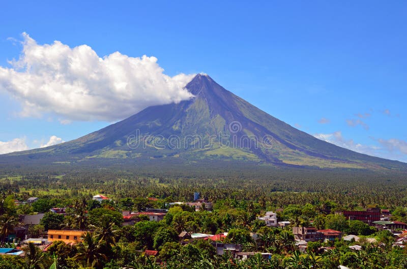 Le volcan Mayon image stock. Image du nature, actif, philippines - 30462569