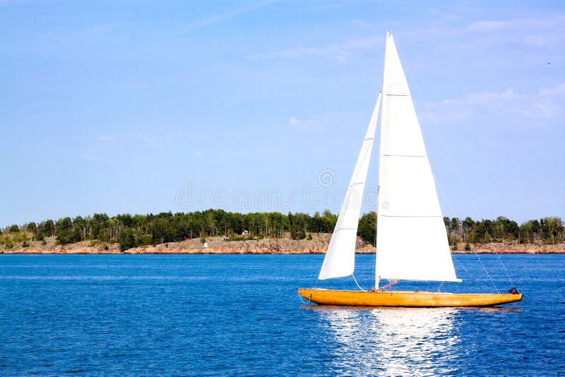 Le yacht flotte par la mer photo stock. Image of sports - 38382938